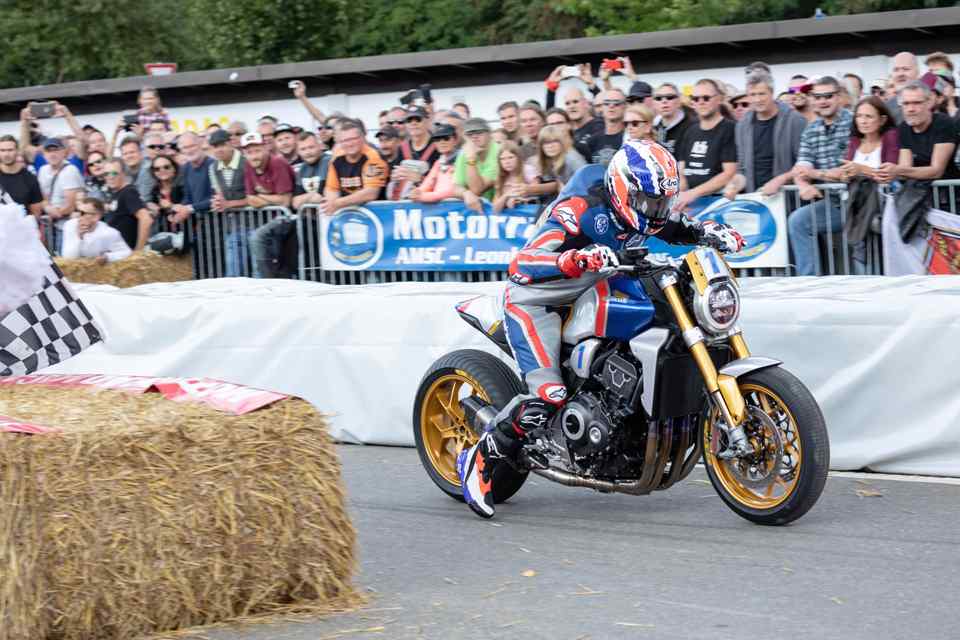Mick Doohan just raced the HRC CB1000R on the Glemseck 1/8th mile ...