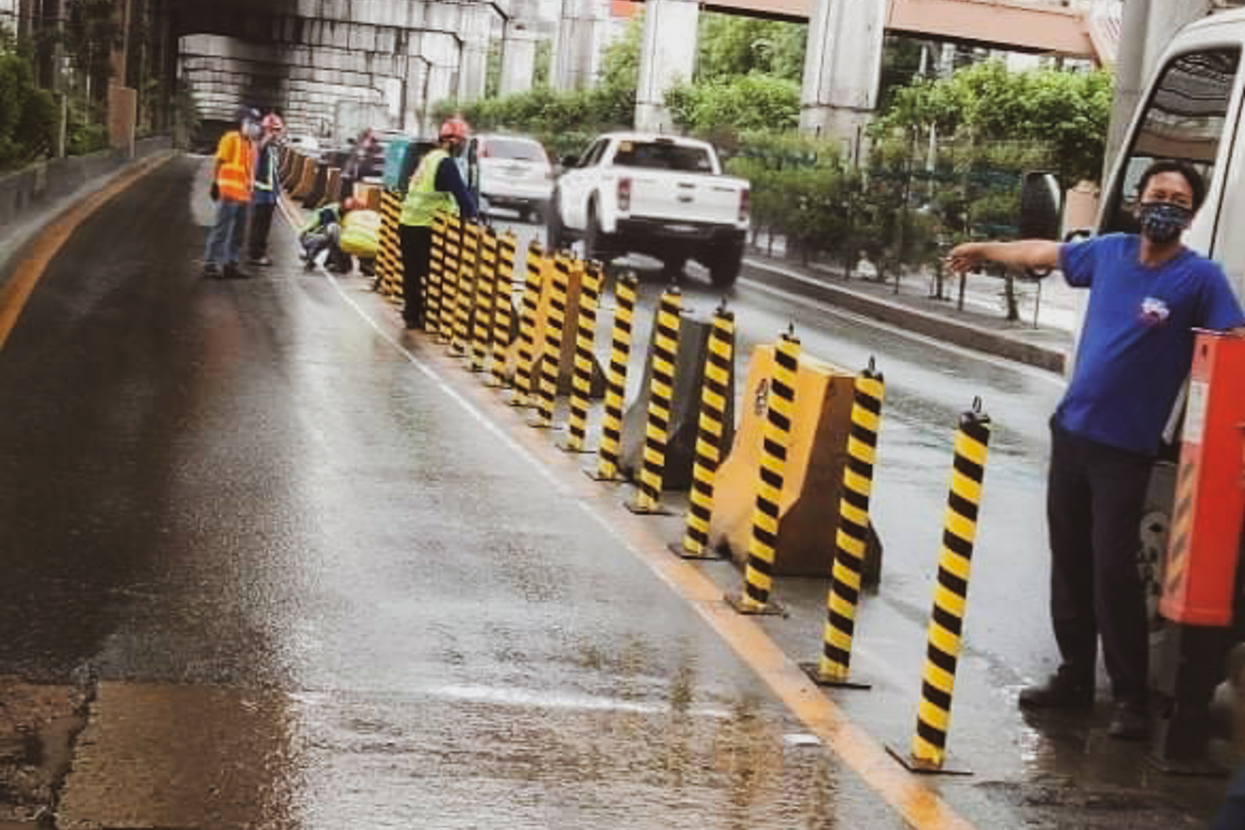 MMDA replaces EDSA concrete barriers with bollards - Motorcycle News