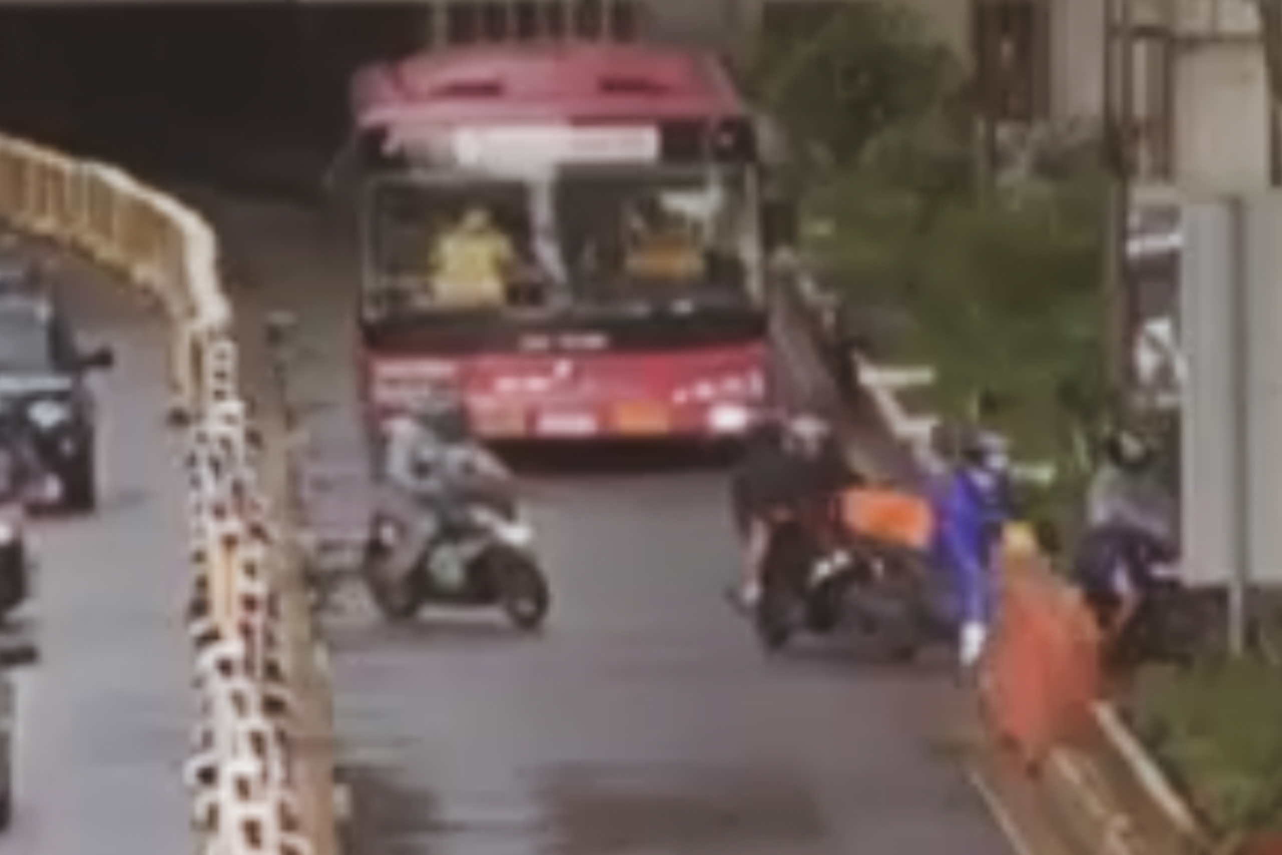 Riders caught on CCTV squeezing through EDSA barriers - Motorcycle News